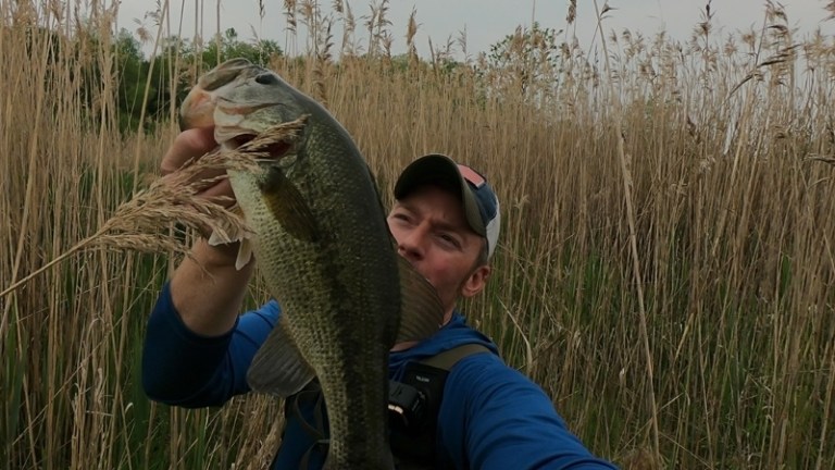 MONSTER BASS at Snapping Turtle Pond! – The Minimalist Fisherman